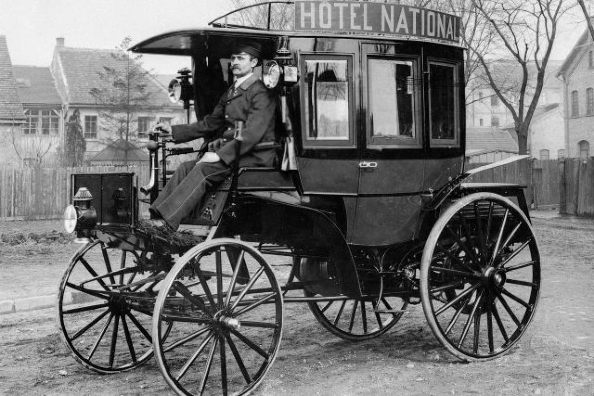 125 years ago Mercedes-Benz launched the first engine-powered bus ...
