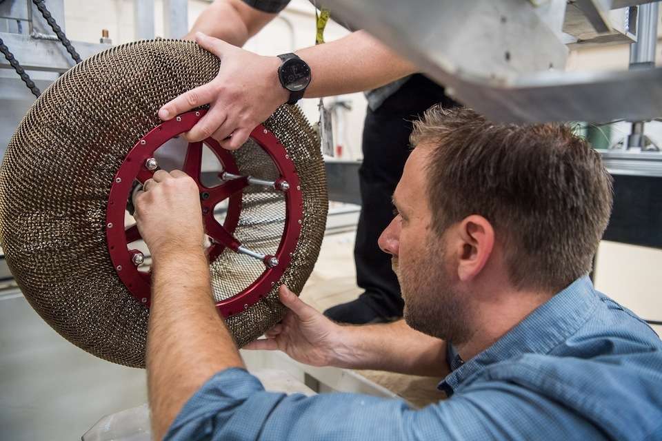 NASA invents a new alloy mesh tire to drive on Mars - Auto News
