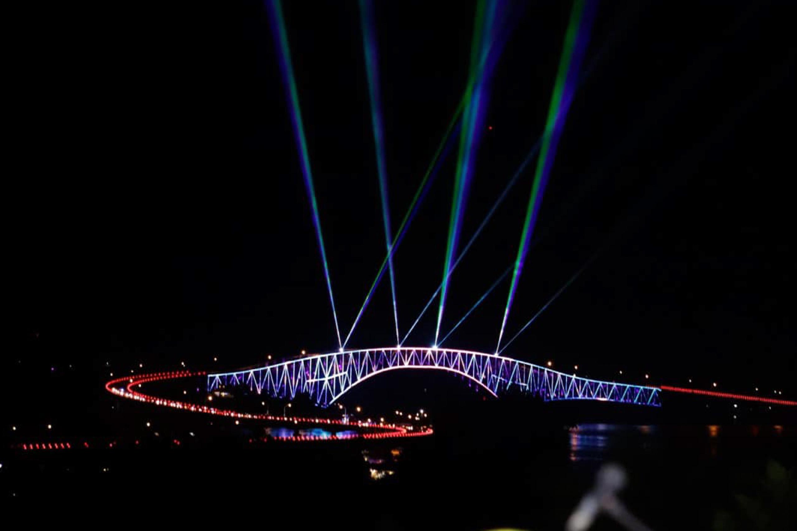 Entire stretch of San Juanico Bridge is absolutely lit...literally ...
