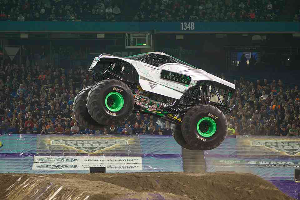 Alien Invasion, Grave Digger, coming to 2016 Monster Jam Manila - Auto News